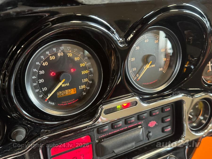 Black Harley-Davidson Electra Glide 2002 in Tartu, with an engine capacity of 1.45 L and mileage of 32 thousand km for 7490 €, photo 15 on AUTOMOTO.COM.LV