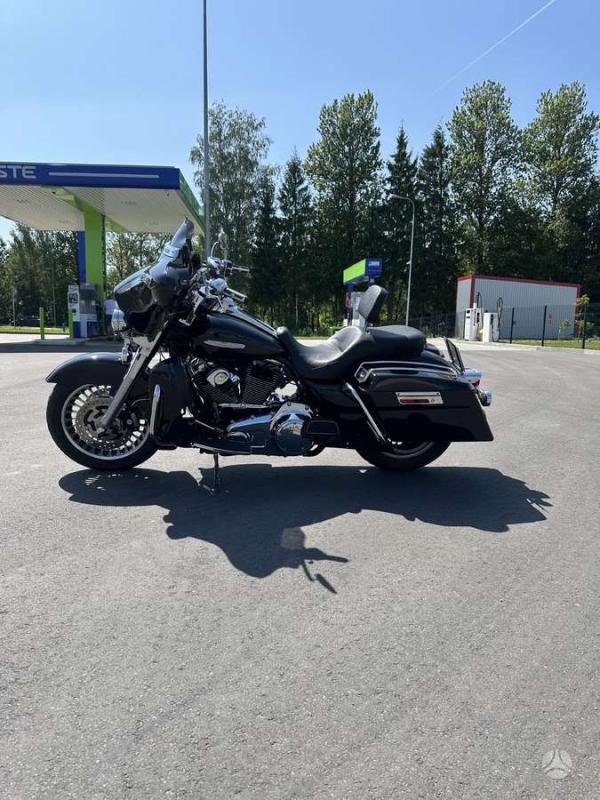 Black Harley-Davidson Electra Glide 2010 in Vilnius, with an engine capacity of 1.69 L and mileage of 15 thousand km for 7500 €, photo 2 on AUTOMOTO.COM.LV