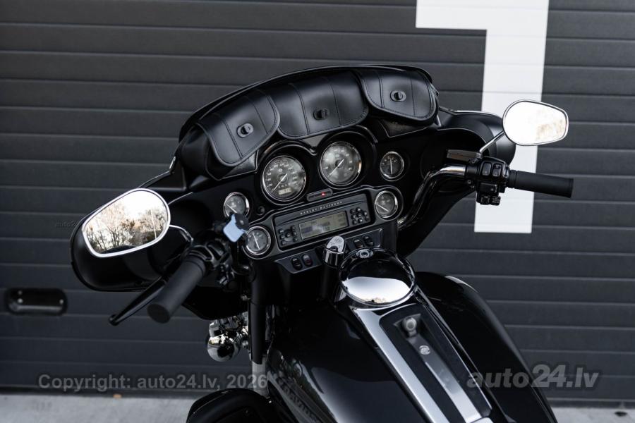 Black Harley-Davidson Electra Glide 2011 in Tallinn, with an engine capacity of 1.69 L and mileage of 18 thousand km for 11990 €, photo 18 on AUTOMOTO.COM.LV