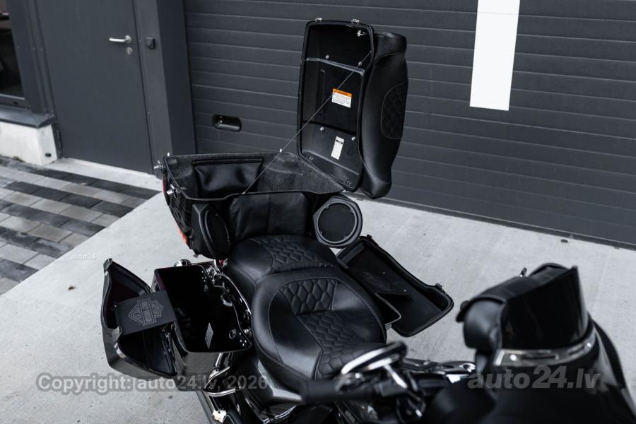 Black Harley-Davidson Electra Glide 2011 in Tallinn, with an engine capacity of 1.69 L and mileage of 18 thousand km for 11990 €, photo 22 on AUTOMOTO.COM.LV