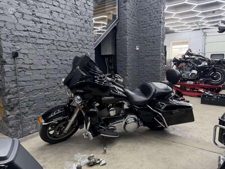 Harley-Davidson Electra Glide 2016 in Siauliai, with an engine capacity of 1.69 L and mileage of 21 thousand km for 9600 €, photo 11 on AUTOMOTO.COM.LV