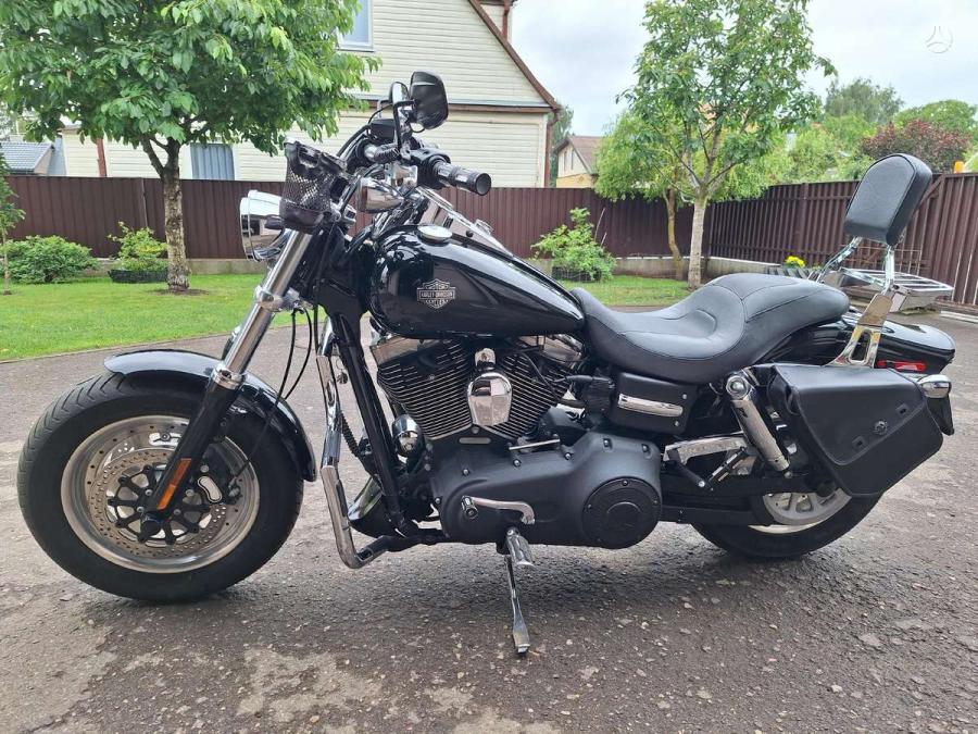 Black Harley-Davidson Fat Bob 2009 in Panevezys, with an engine capacity of 1.60 L and mileage of 19 thousand km for 6500 €, photo 1 on AUTOMOTO.COM.LV