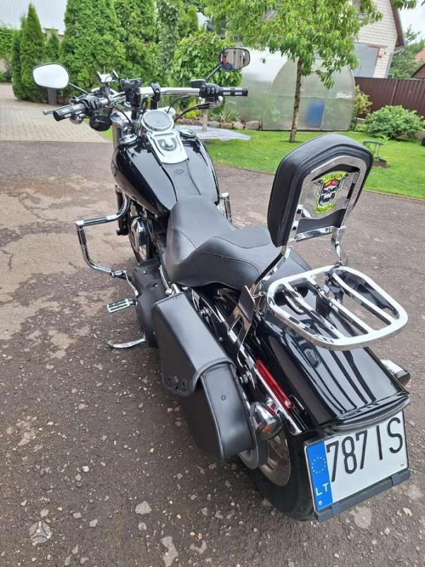 Melns Harley-Davidson Fat Bob 2009 Panevēža, ar dzinēja tilpumu 1.60 L un nobraukumu 19 tūkst. km par 6500 €, foto 3 vietnē AUTOMOTO.COM.LV