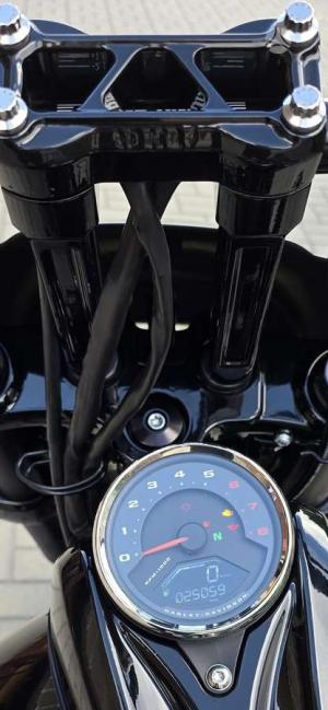 Black Harley-Davidson Fat Bob 2018 in Marijampole, with an engine capacity of 1.87 L and mileage of 25 thousand km for 15000 €, photo 15 on AUTOMOTO.COM.LV