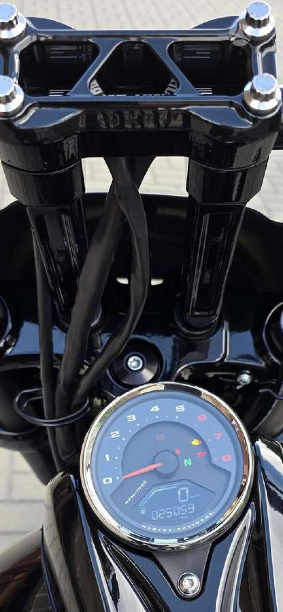 Black Harley-Davidson Fat Bob 2018 in Marijampole, with an engine capacity of 1.87 L and mileage of 25 thousand km for 15000 €, photo 15 on AUTOMOTO.COM.LV