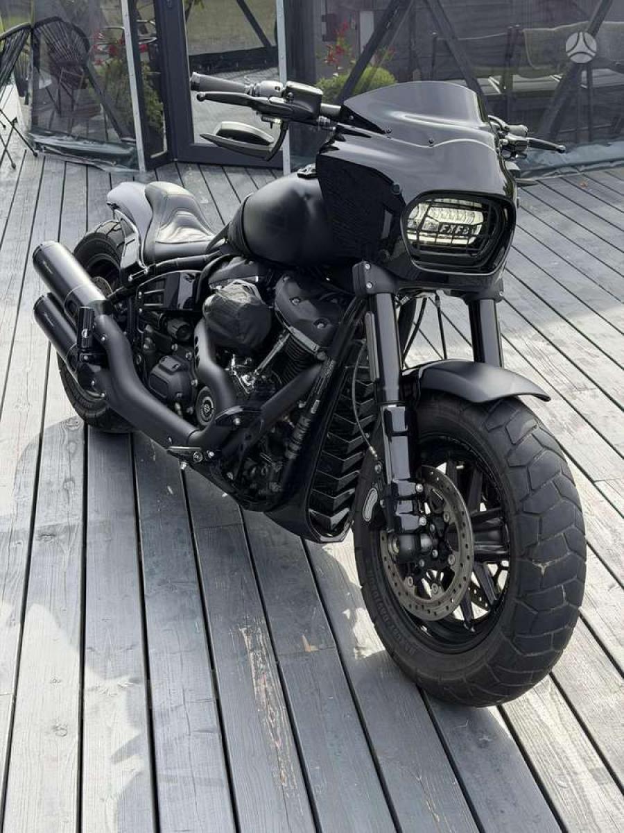 Black Harley-Davidson Fat Bob 2018 in Vilnius, with an engine capacity of 1.75 L and mileage of 10 thousand km for 19000 €, photo 3 on AUTOMOTO.COM.LV