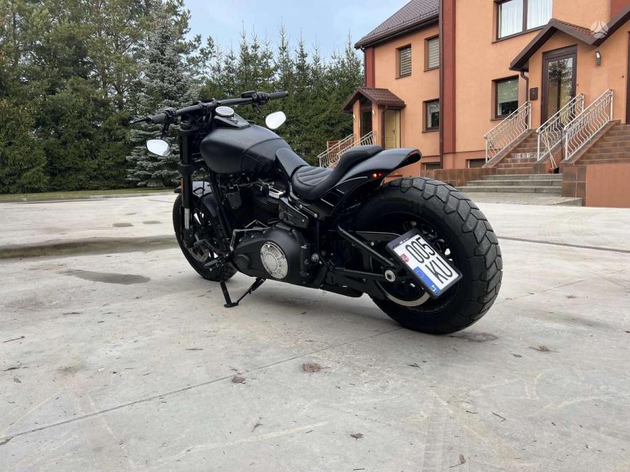 Black Harley-Davidson Fat Bob 2018 in Vilnius, with an engine capacity of 1.75 L and mileage of 10 thousand km for 19000 €, photo 10 on AUTOMOTO.COM.LV
