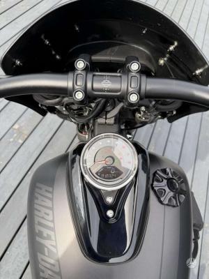Black Harley-Davidson Fat Bob 2018 in Vilnius, with an engine capacity of 1.75 L and mileage of 10 thousand km for 19000 €, photo 18 on AUTOMOTO.COM.LV