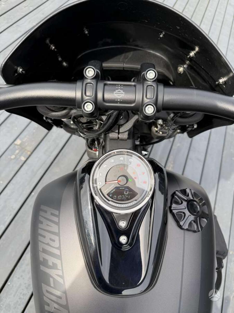 Black Harley-Davidson Fat Bob 2018 in Vilnius, with an engine capacity of 1.75 L and mileage of 10 thousand km for 19000 €, photo 18 on AUTOMOTO.COM.LV
