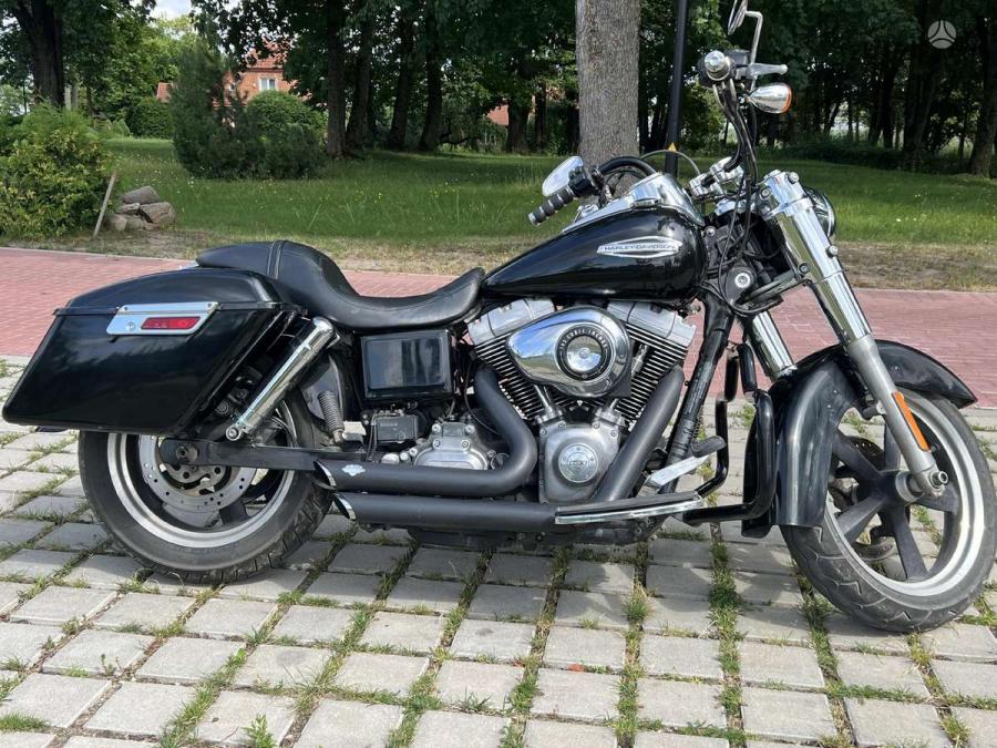 Melns Harley-Davidson FLD 2015 Biržai, ar dzinēja tilpumu 1.70 L un nobraukumu 64 tūkst. km par 6000 €, foto 1 vietnē AUTOMOTO.COM.LV