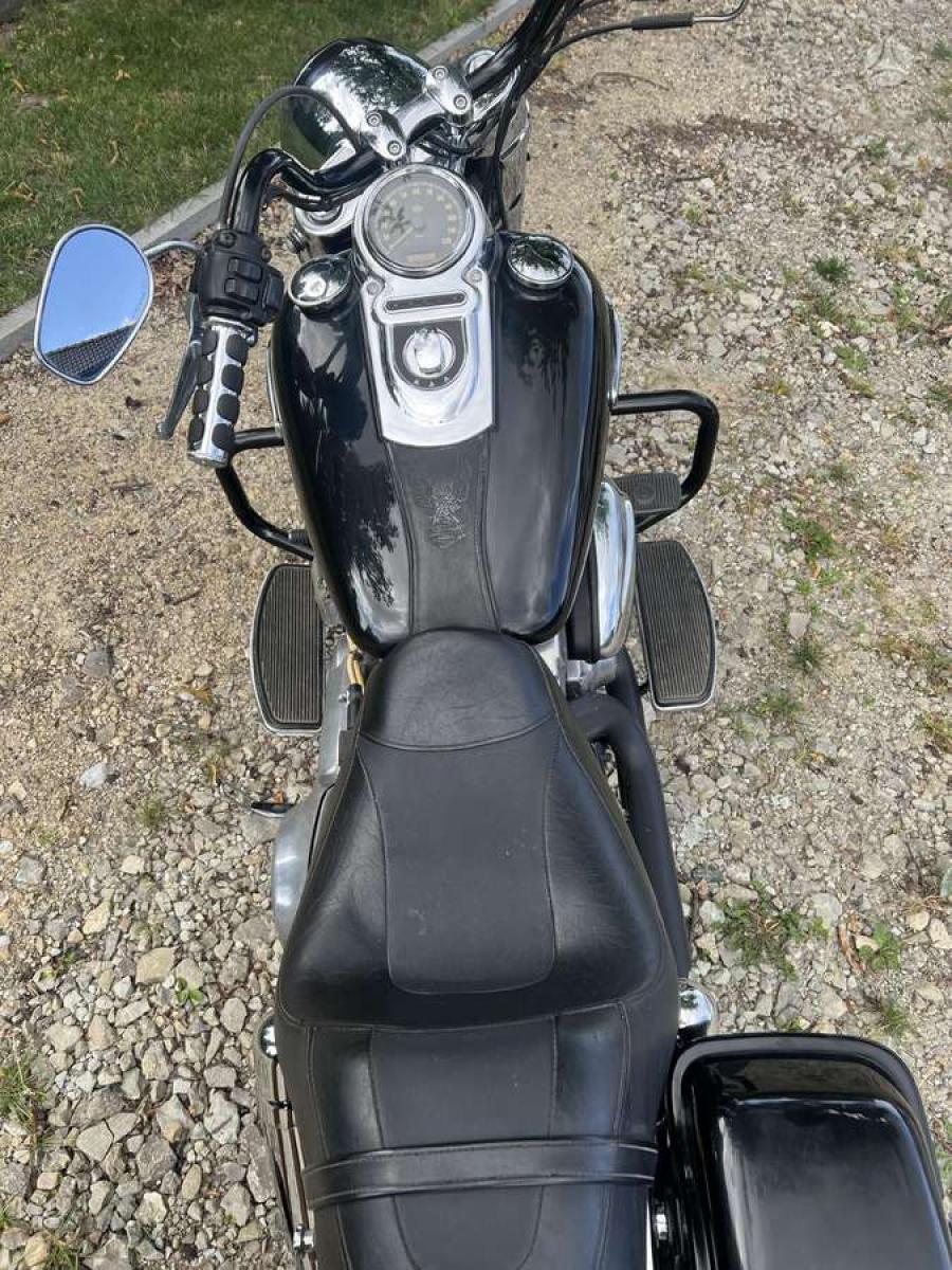 Melns Harley-Davidson FLD 2015 Biržai, ar dzinēja tilpumu 1.70 L un nobraukumu 64 tūkst. km par 6000 €, foto 7 vietnē AUTOMOTO.COM.LV