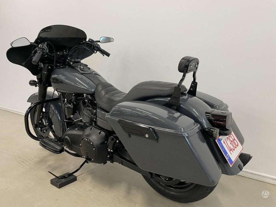 Grey Harley-Davidson FLD 2016 in Vilnius, with an engine capacity of 1.70 L and mileage of 22 thousand km for 10350 €, photo 7 on AUTOMOTO.COM.LV