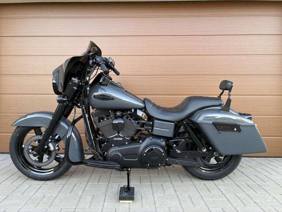 Pelēks Harley-Davidson FLD 2016 Viļņa, ar dzinēja tilpumu 1.70 L un nobraukumu 22 tūkst. km par 9300 €, foto 1 vietnē AUTOMOTO.COM.LV