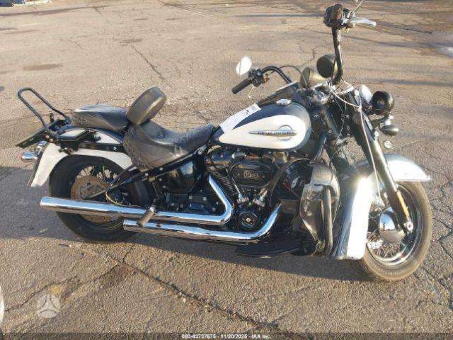 Black Harley-Davidson FLH 2019 in Klaipeda, with an engine capacity of 1.87 L and mileage of 1 thousand km for 3800 €, photo 12 on AUTOMOTO.COM.LV