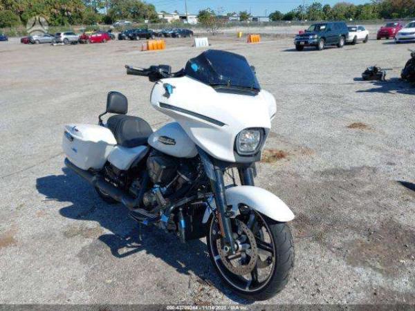 White Harley-Davidson FLH 2024 in Klaipeda, with an engine capacity of 1.92 L and mileage of 4 thousand km for 10000 €, photo 1 on AUTOMOTO.COM.LV