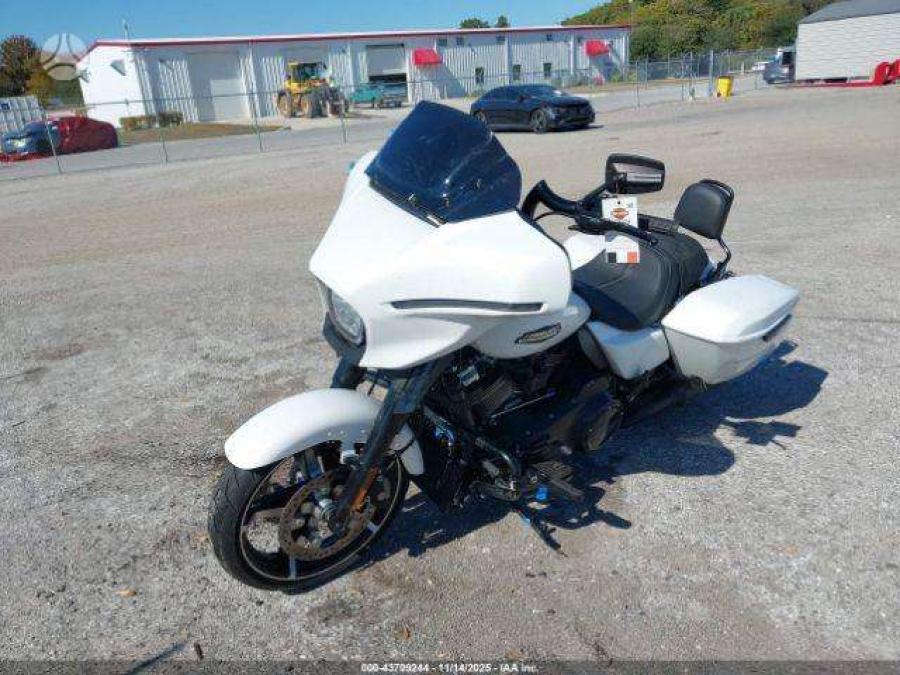 White Harley-Davidson FLH 2024 in Klaipeda, with an engine capacity of 1.92 L and mileage of 4 thousand km for 10000 €, photo 2 on AUTOMOTO.COM.LV