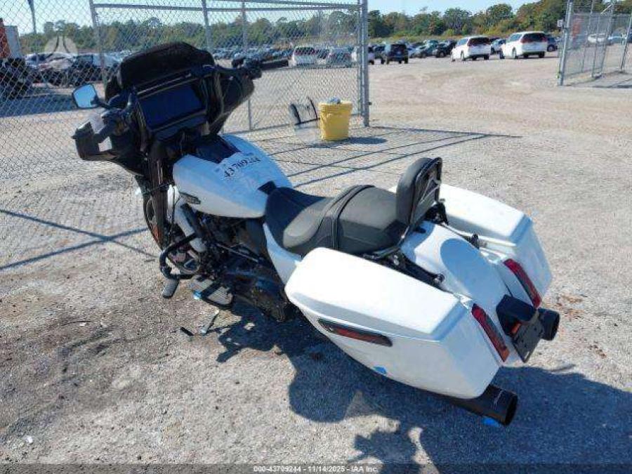 White Harley-Davidson FLH 2024 in Klaipeda, with an engine capacity of 1.92 L and mileage of 4 thousand km for 10000 €, photo 3 on AUTOMOTO.COM.LV