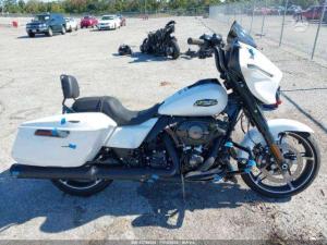 White Harley-Davidson FLH 2024 in Klaipeda, with an engine capacity of 1.92 L and mileage of 4 thousand km for 10000 €, photo 13 on AUTOMOTO.COM.LV