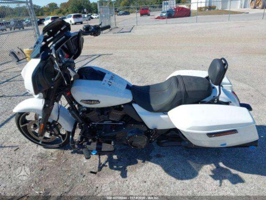 White Harley-Davidson FLH 2024 in Klaipeda, with an engine capacity of 1.92 L and mileage of 4 thousand km for 10000 €, photo 14 on AUTOMOTO.COM.LV