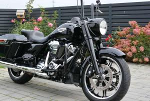 Black Harley-Davidson FLHR 2022 in Marijampole, with an engine capacity of 1.75 L and mileage of 10 thousand km for 12700 €, photo  on AUTOMOTO.COM.LV
