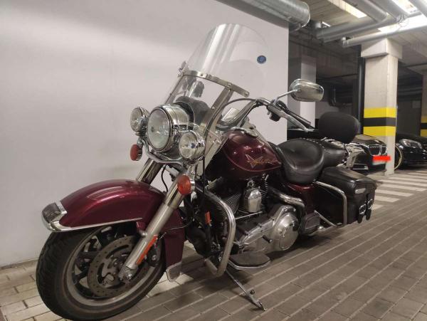 Red Harley-Davidson FLHR 2008 in Kaunas, with an engine capacity of 1.58 L and mileage of 53 thousand km for 5800 €, photo 2 on AUTOMOTO.COM.LV