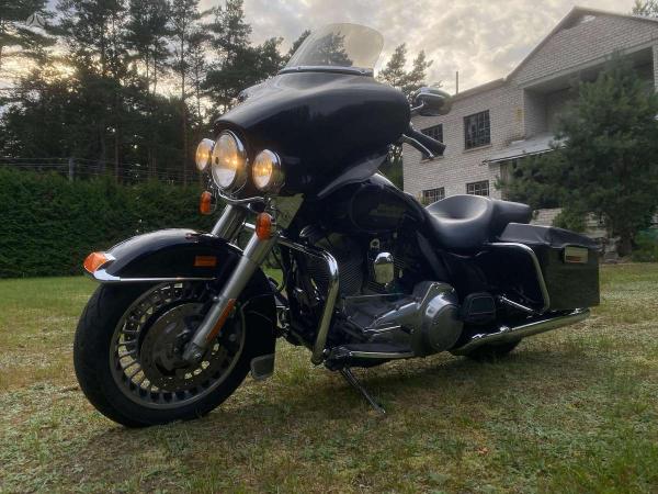Black Harley-Davidson FLHT 2009 in Vilnius, with an engine capacity of 1.58 L and mileage of 77 thousand km for 6400 €, photo 1 on AUTOMOTO.COM.LV