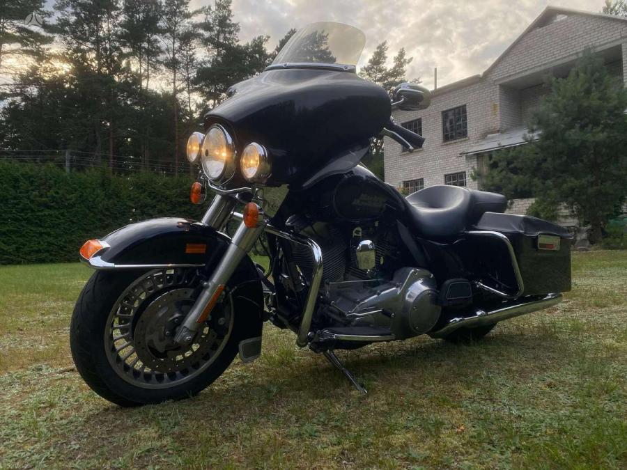 Black Harley-Davidson FLHT 2009 in Vilnius, with an engine capacity of 1.58 L and mileage of 77 thousand km for 6400 €, photo 1 on AUTOMOTO.COM.LV