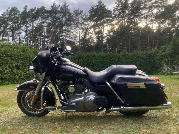 Black Harley-Davidson FLHT 2009 in Vilnius, with an engine capacity of 1.58 L and mileage of 77 thousand km for 6400 €, photo 2 on AUTOMOTO.COM.LV