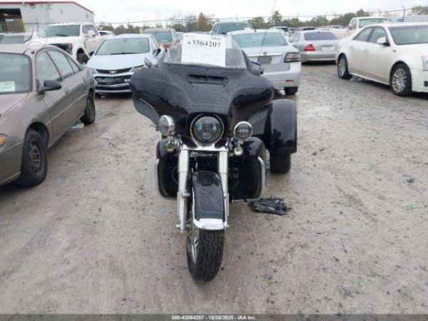 Melns Harley-Davidson FLHT 2022 Klaipėda, ar dzinēja tilpumu 1.87 L un nobraukumu 17 tūkst. km par 10000 €, foto 5 vietnē AUTOMOTO.COM.LV