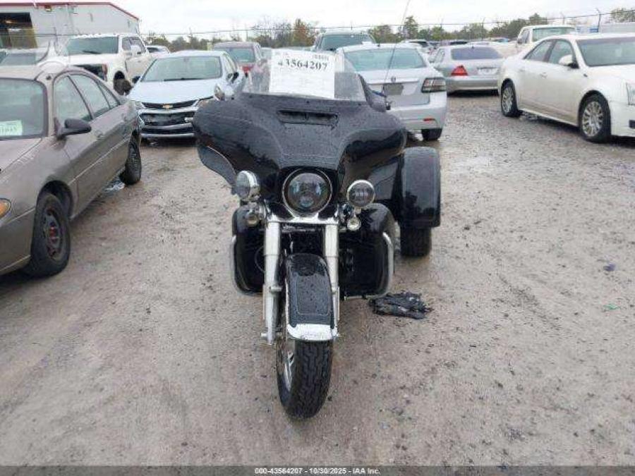 Black Harley-Davidson FLHT 2022 in Klaipeda, with an engine capacity of 1.87 L and mileage of 17 thousand km for 10000 €, photo 5 on AUTOMOTO.COM.LV