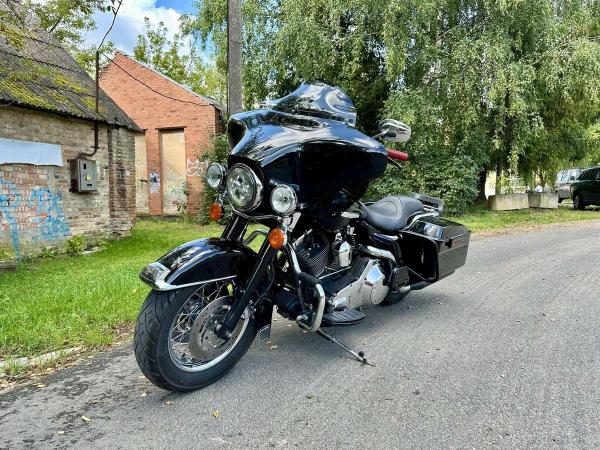 Black Harley-Davidson Flhtcui 2004 in Vilnius, with an engine capacity of 1.55 L and mileage of 55 thousand km for 5250 €, photo 1 on AUTOMOTO.COM.LV