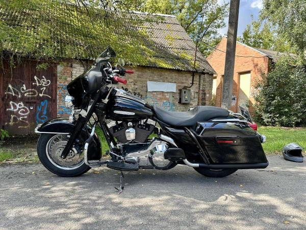 Black Harley-Davidson Flhtcui 2004 in Vilnius, with an engine capacity of 1.55 L and mileage of 55 thousand km for 5250 €, photo 2 on AUTOMOTO.COM.LV