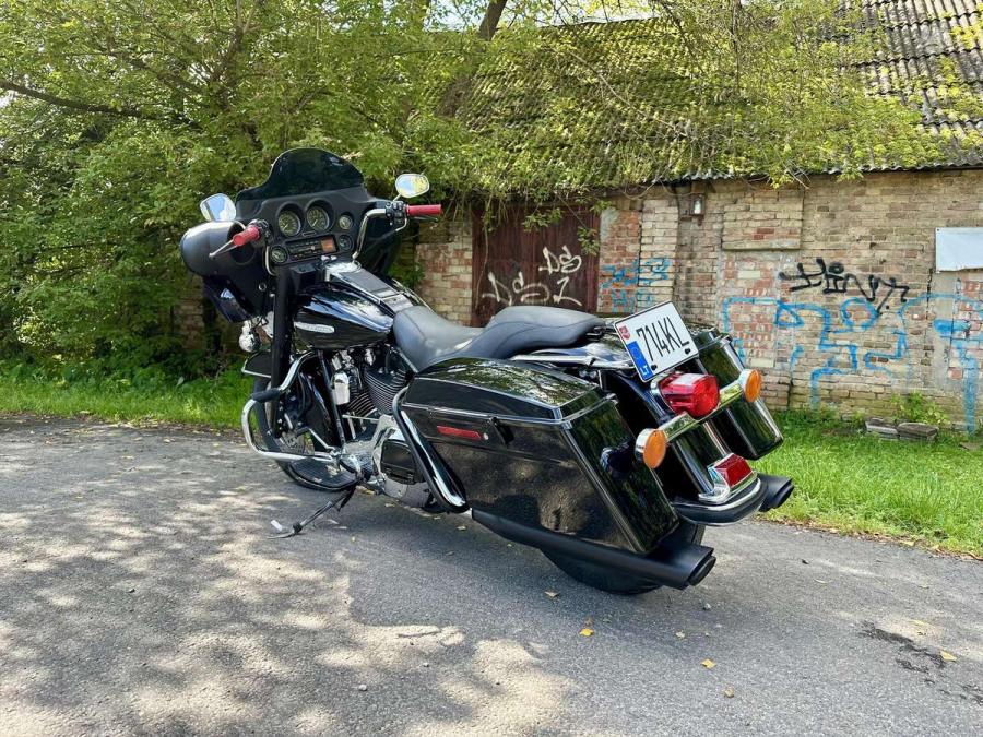 Black Harley-Davidson Flhtcui 2004 in Vilnius, with an engine capacity of 1.55 L and mileage of 55 thousand km for 5250 €, photo 4 on AUTOMOTO.COM.LV