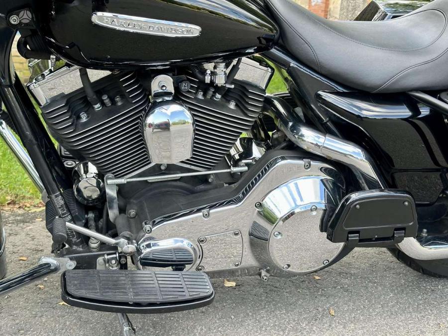 Black Harley-Davidson Flhtcui 2004 in Vilnius, with an engine capacity of 1.55 L and mileage of 55 thousand km for 5250 €, photo 10 on AUTOMOTO.COM.LV