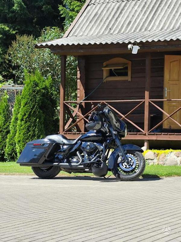 Black Harley-Davidson Flhtcui 2012 in Vilnius, with an engine capacity of 1.70 L and mileage of 35 thousand km for 8500 €, photo 1 on AUTOMOTO.COM.LV