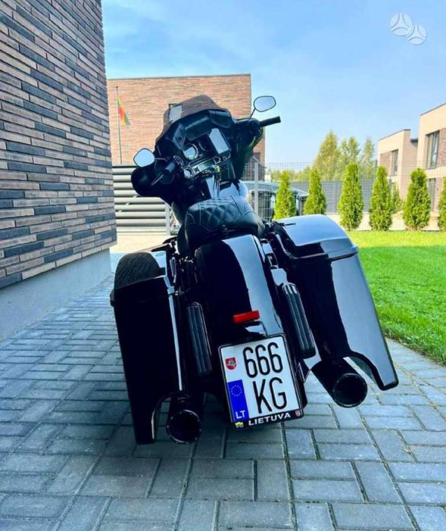 Black Harley-Davidson Flhtcui 2012 in Vilnius, with an engine capacity of 1.70 L and mileage of 35 thousand km for 8500 €, photo 5 on AUTOMOTO.COM.LV