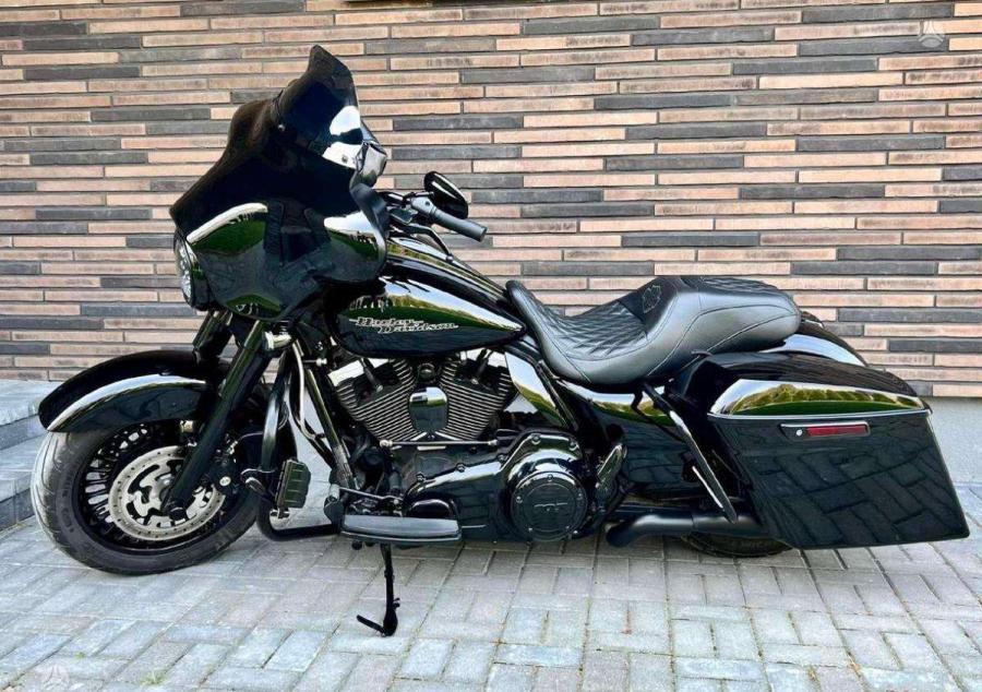 Black Harley-Davidson Flhtcui 2012 in Vilnius, with an engine capacity of 1.70 L and mileage of 35 thousand km for 8500 €, photo 8 on AUTOMOTO.COM.LV
