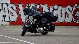 Melns Harley-Davidson FLHTK 2012 Viļņa, ar dzinēja tilpumu 1.69 L un nobraukumu 108 tūkst. km par 8200 €, foto  vietnē AUTOMOTO.COM.LV