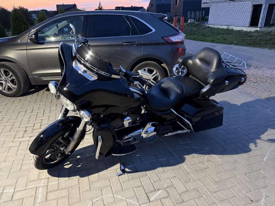 Melns Harley-Davidson FLHTK 2016 Kauņa, ar dzinēja tilpumu 1.69 L un nobraukumu 54 tūkst. km par 12500 €, foto 3 vietnē AUTOMOTO.COM.LV