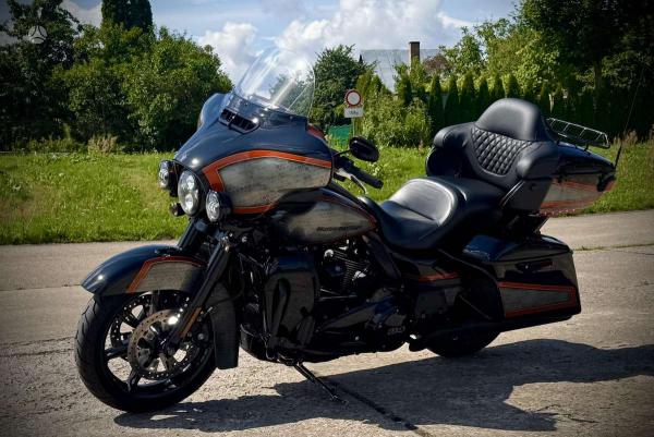 Black Harley-Davidson FLHTK 2020 in Riga, with an engine capacity of 1.87 L and mileage of 26 thousand km for 19900 €, photo 1 on AUTOMOTO.COM.LV