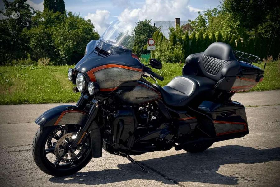 Black Harley-Davidson FLHTK 2020 in Riga, with an engine capacity of 1.87 L and mileage of 26 thousand km for 19900 €, photo 1 on AUTOMOTO.COM.LV