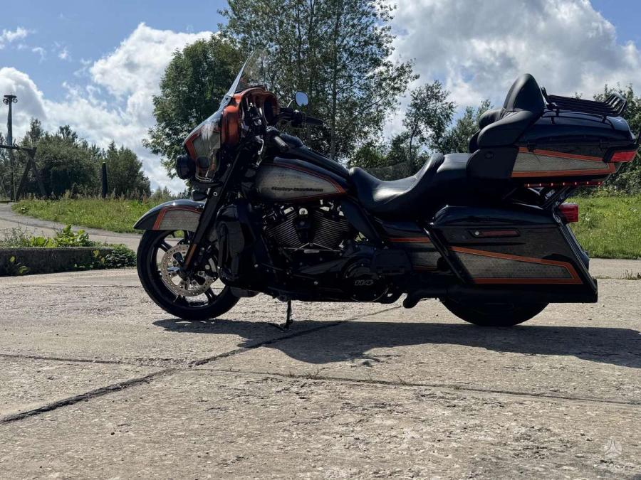 Black Harley-Davidson FLHTK 2020 in Riga, with an engine capacity of 1.87 L and mileage of 26 thousand km for 19900 €, photo 3 on AUTOMOTO.COM.LV
