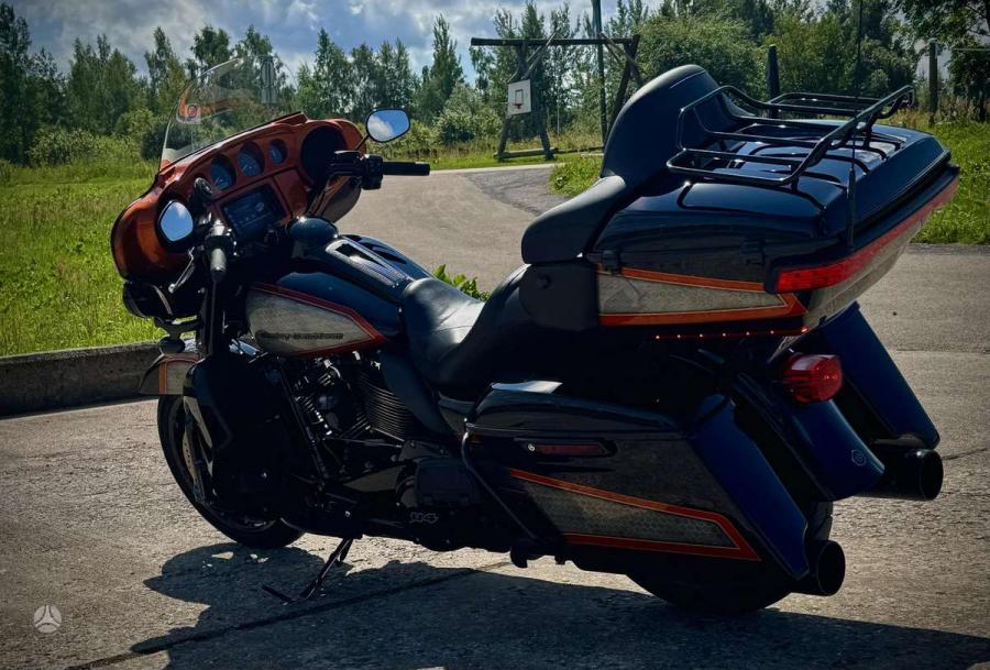 Black Harley-Davidson FLHTK 2020 in Riga, with an engine capacity of 1.87 L and mileage of 26 thousand km for 19900 €, photo 4 on AUTOMOTO.COM.LV