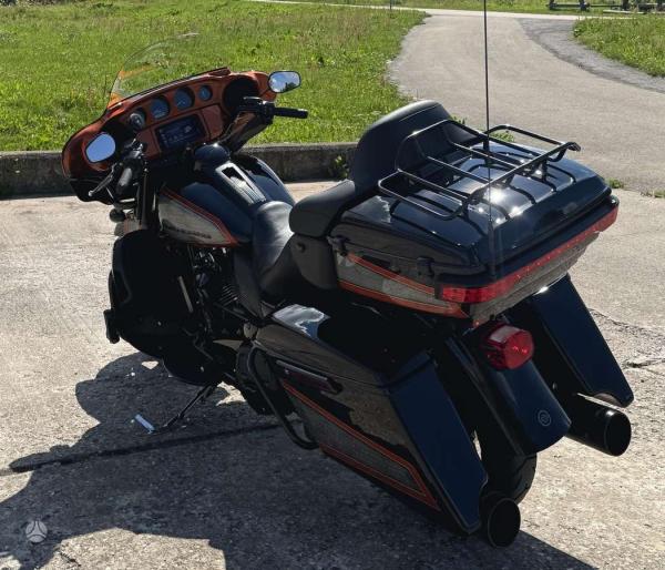 Black Harley-Davidson FLHTK 2020 in Riga, with an engine capacity of 1.87 L and mileage of 26 thousand km for 19900 €, photo 4 on AUTOMOTO.COM.LV