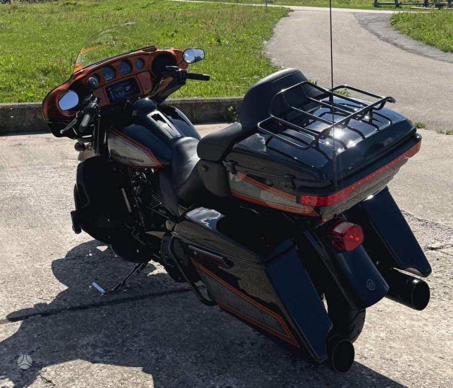 Black Harley-Davidson FLHTK 2020 in Riga, with an engine capacity of 1.87 L and mileage of 26 thousand km for 19900 €, photo 5 on AUTOMOTO.COM.LV