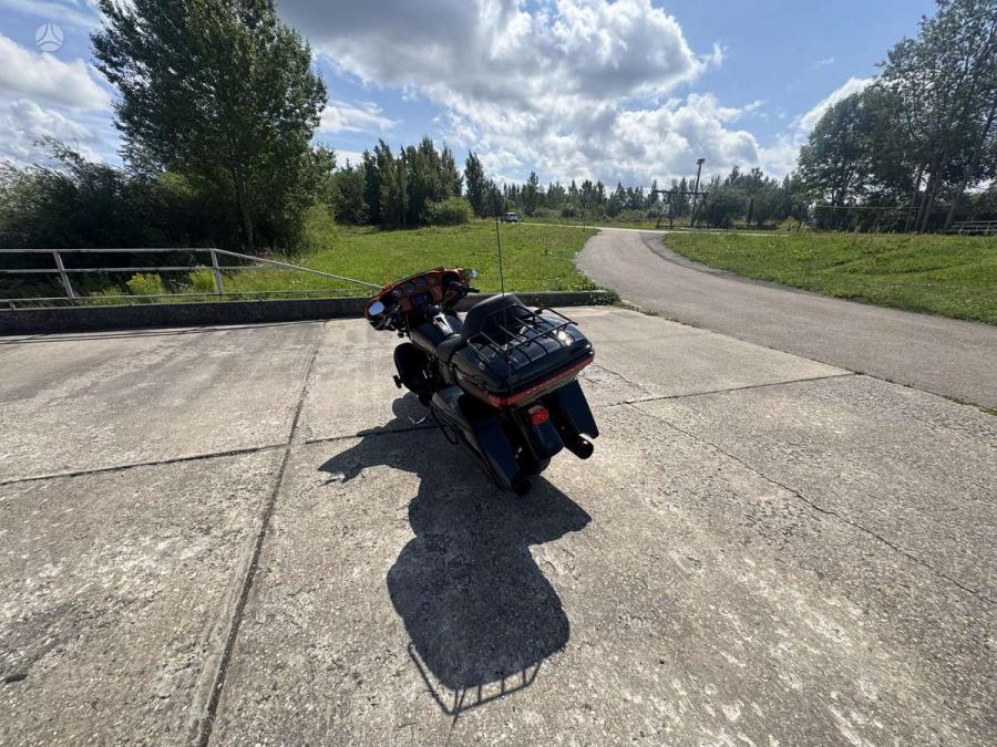 Black Harley-Davidson FLHTK 2020 in Riga, with an engine capacity of 1.87 L and mileage of 26 thousand km for 19900 €, photo 6 on AUTOMOTO.COM.LV
