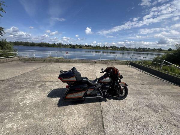 Black Harley-Davidson FLHTK 2020 in Riga, with an engine capacity of 1.87 L and mileage of 26 thousand km for 19900 €, photo 7 on AUTOMOTO.COM.LV