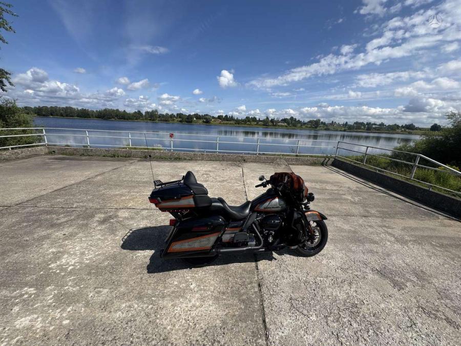 Black Harley-Davidson FLHTK 2020 in Riga, with an engine capacity of 1.87 L and mileage of 26 thousand km for 19900 €, photo 8 on AUTOMOTO.COM.LV