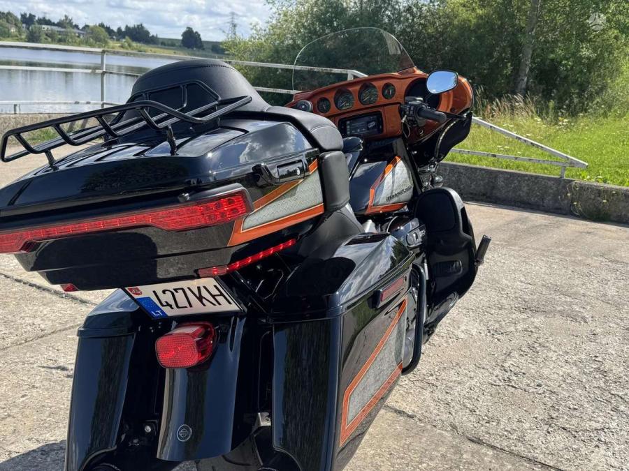 Black Harley-Davidson FLHTK 2020 in Riga, with an engine capacity of 1.87 L and mileage of 26 thousand km for 19900 €, photo 13 on AUTOMOTO.COM.LV