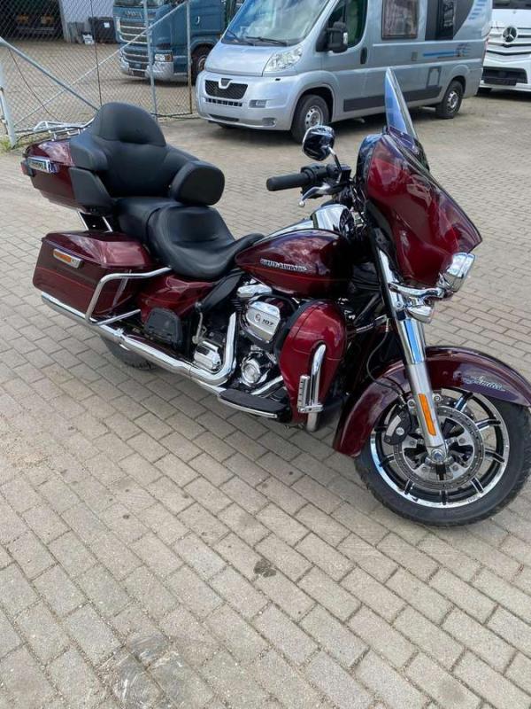 Red Harley-Davidson FLHTK 2017 in Plunge, with an engine capacity of 1.75 L and mileage of 42 thousand km for 13200 €, photo 8 on AUTOMOTO.COM.LV